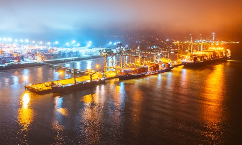 Porto Itapoá moves three ships simultaneously - India Seatrade News